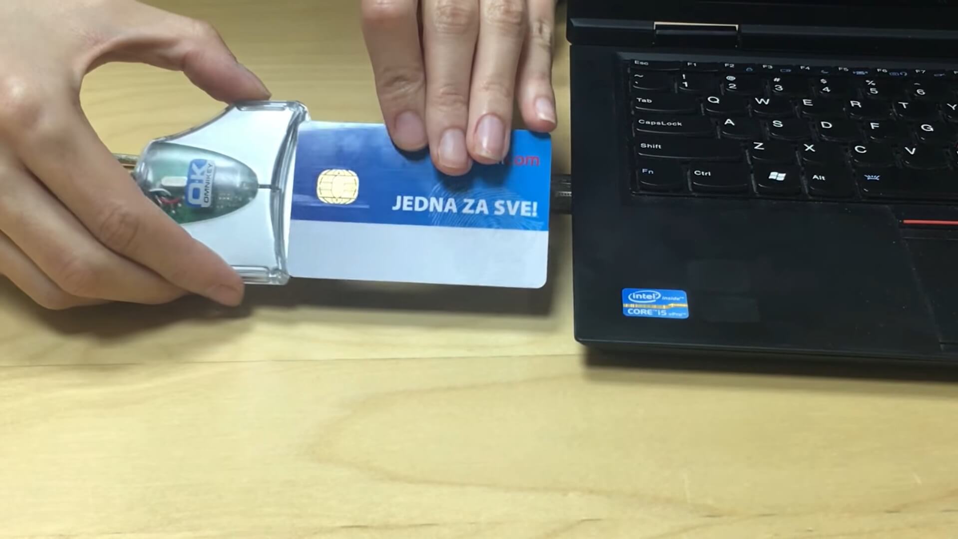 Stavljanje kartice u čitač pametnih kartica | Halcom.com